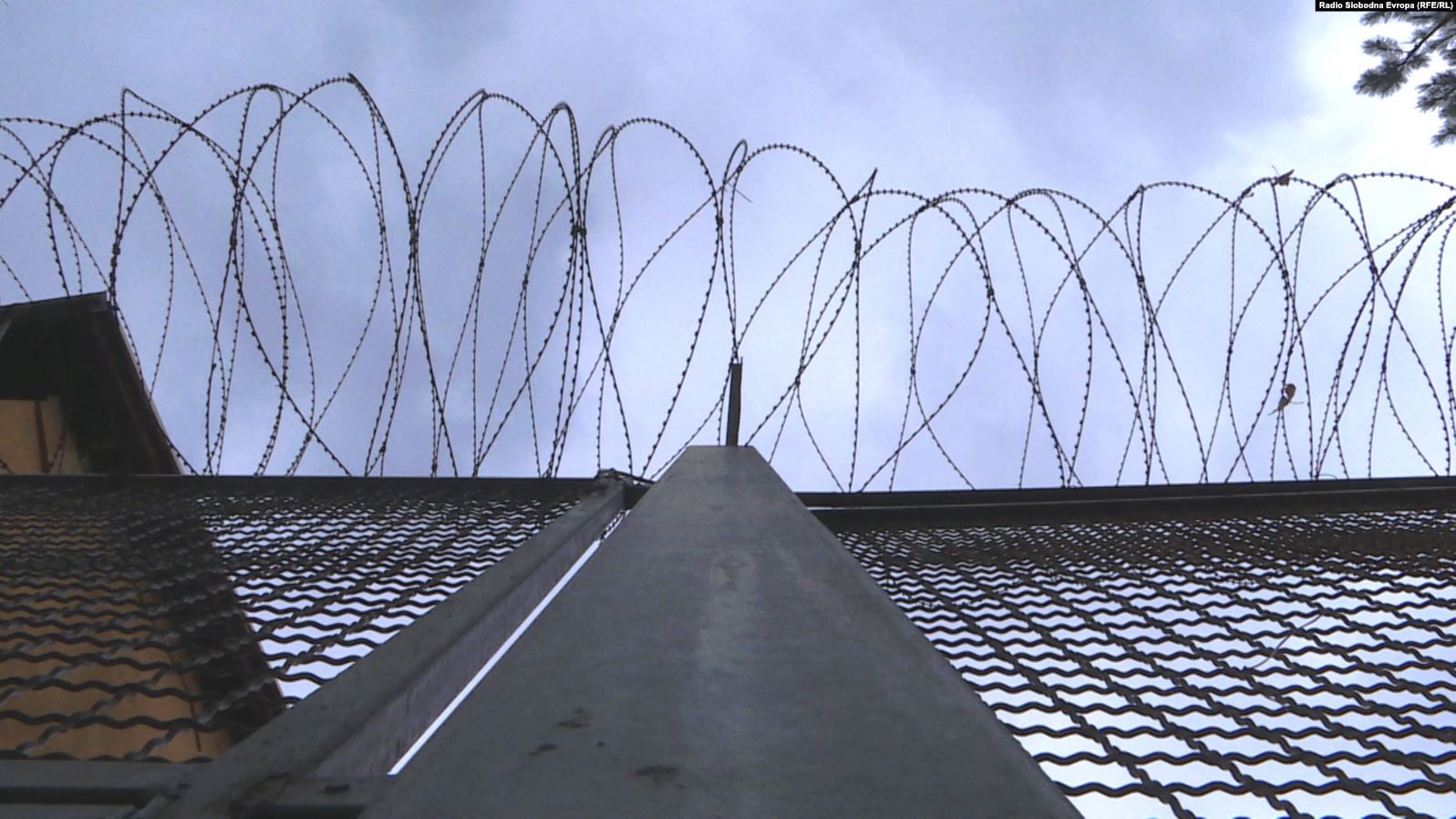 Nove tužbe za odštetu zatvorenika iz Lore - Javni servis