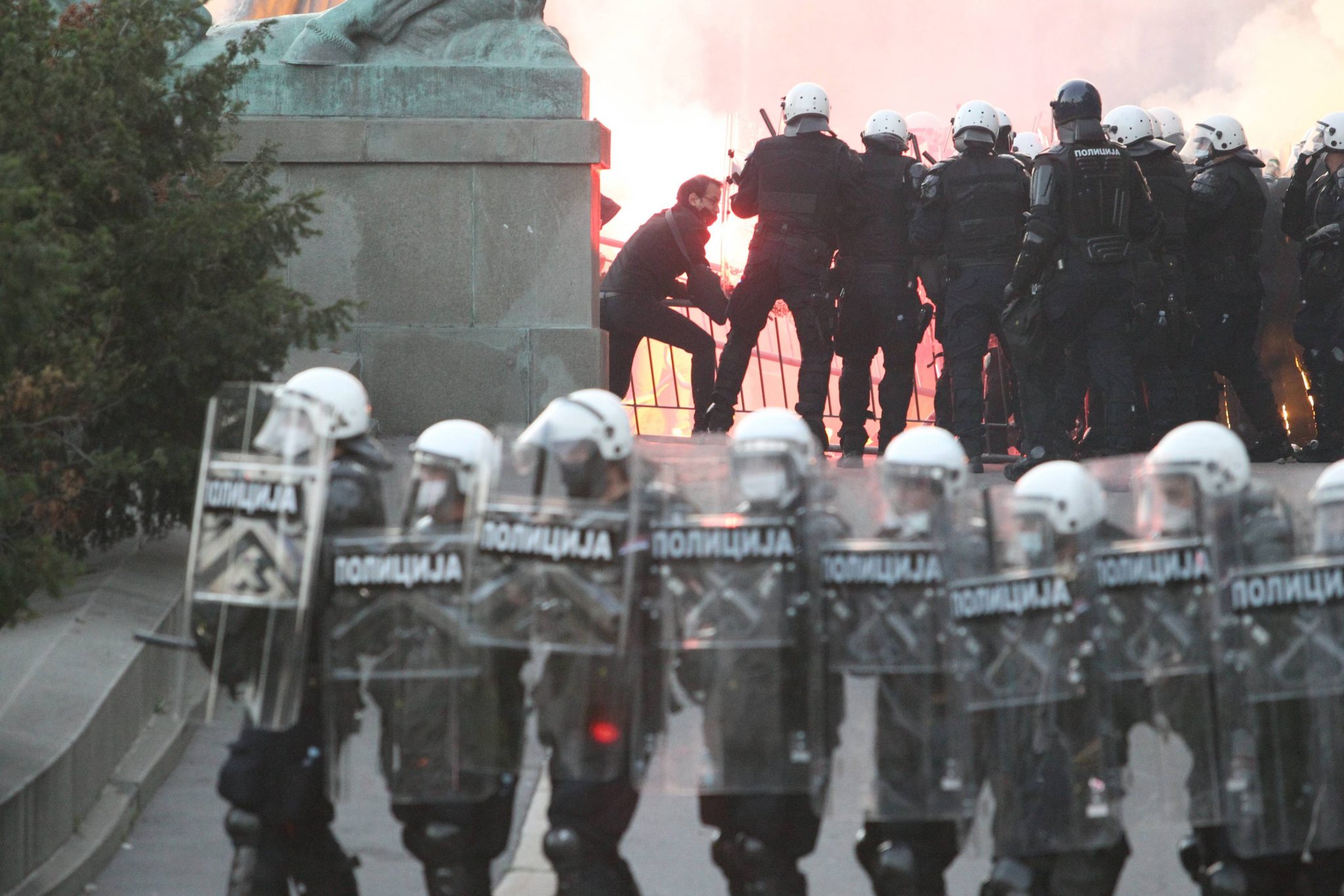 Protesti u Srbiji: Opet sukobi i suzavac u Beogradu, incidenti u Novom ...
