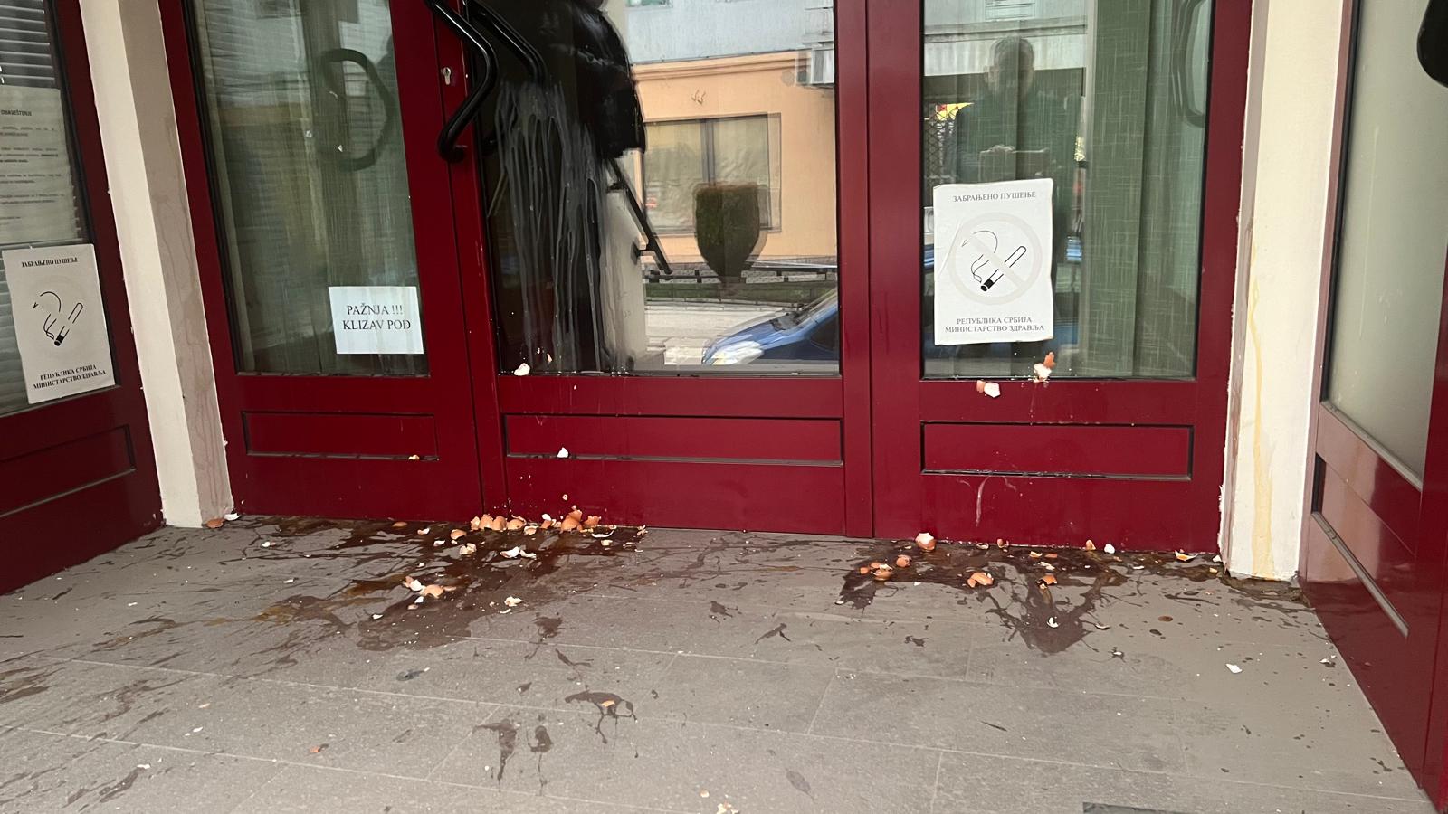 ANEM ALARM: Redakcije OzonPressa i Čačanskih novina gađali jajima (FOTO ...